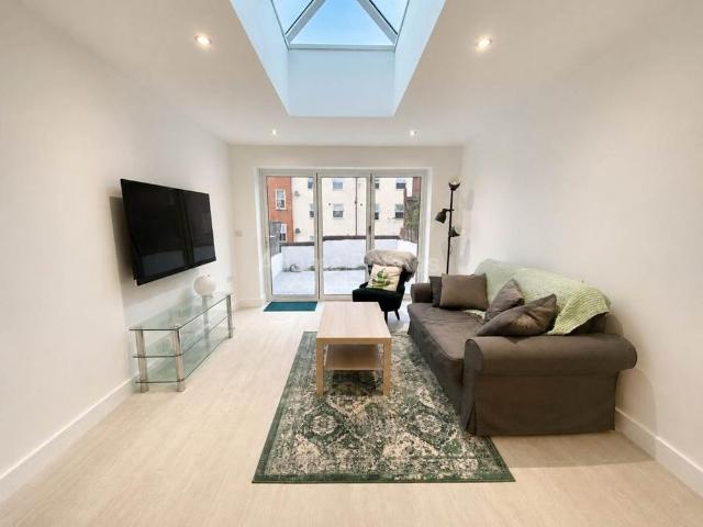 1 bedroom in a house share to rent