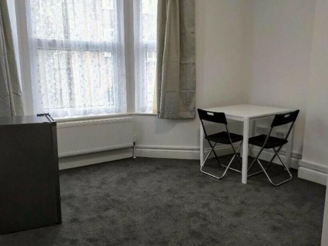 1 bedroom in a house share to rent