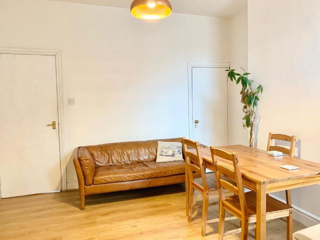 1 bedroom in a house share to rent