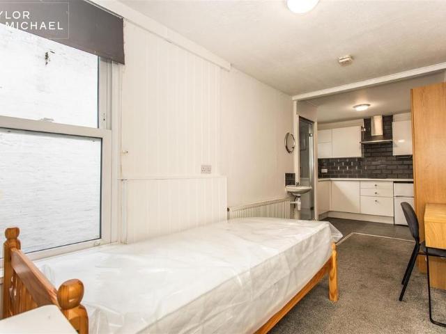 1 bedroom in a house share to rent