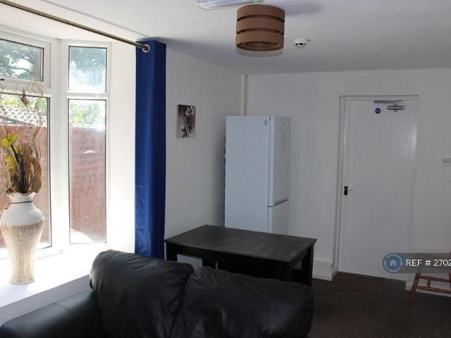 1 bedroom in a house share to rent