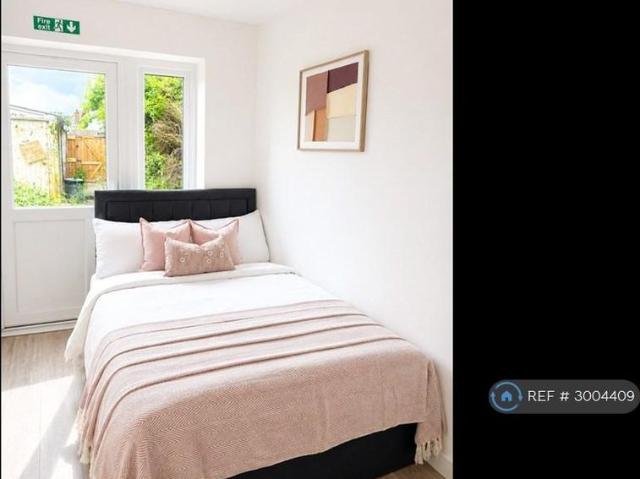 1 bedroom in a house share to rent