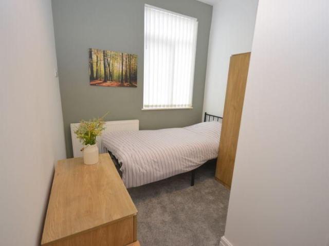 1 bedroom in a house share to rent