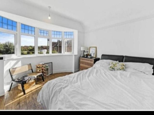 1 bedroom in a house share to rent