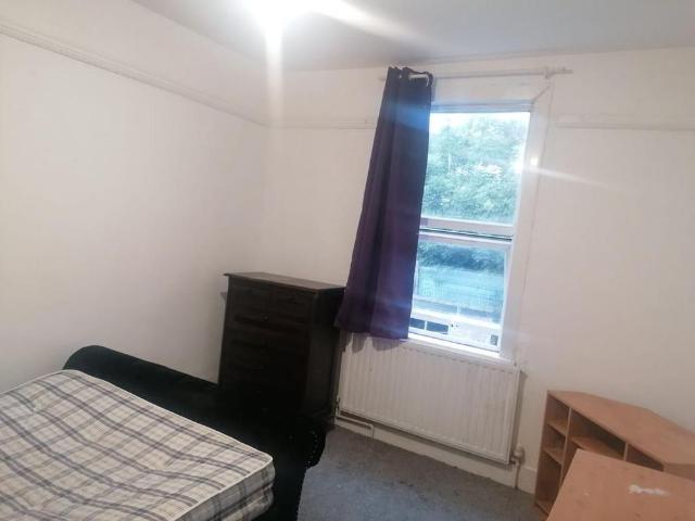1 bedroom in a house share to rent