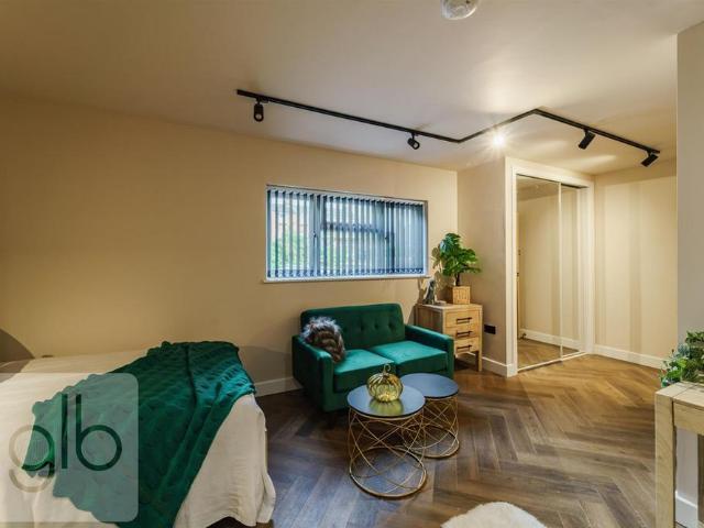 1 bedroom in a house share to rent