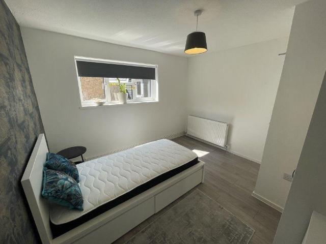 1 bedroom in a house share to rent