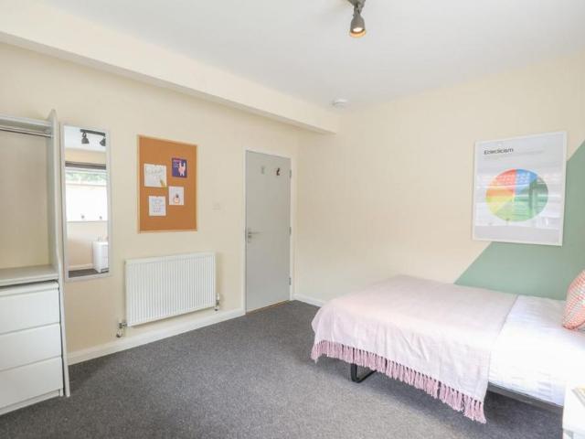 1 bedroom in a house share to rent
