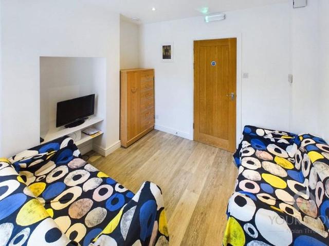 1 bedroom in a house share to rent