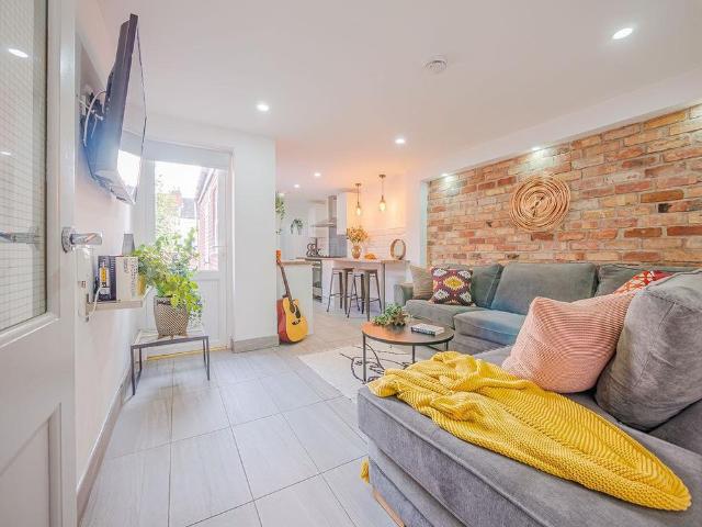 1 bedroom in a house share to rent