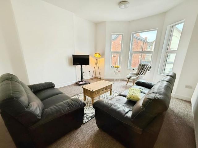 1 bedroom in a house share to rent