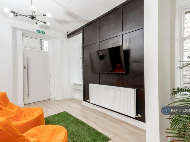 1 bedroom in a house share to rent