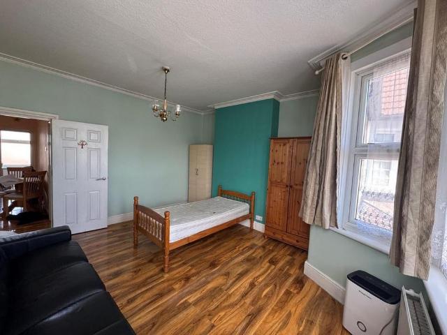 1 bedroom in a house share to rent