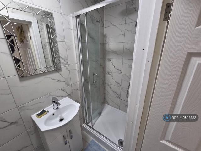 1 bedroom in a house share to rent