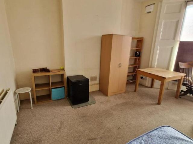 1 bedroom in a house share to rent