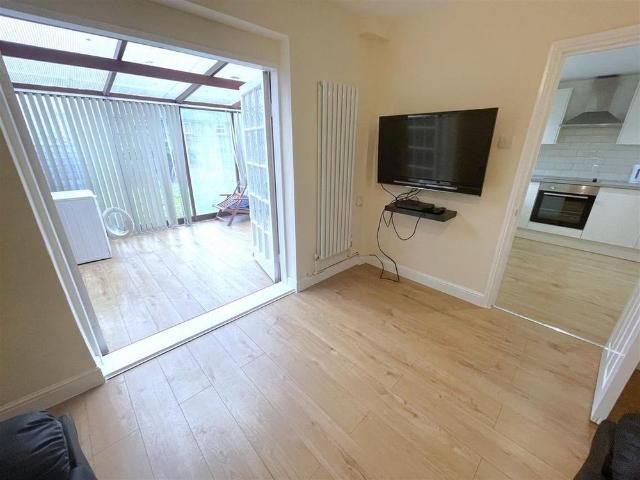 1 bedroom in a house share to rent