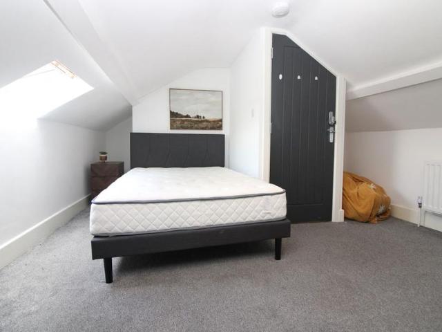 1 bedroom in a house share to rent