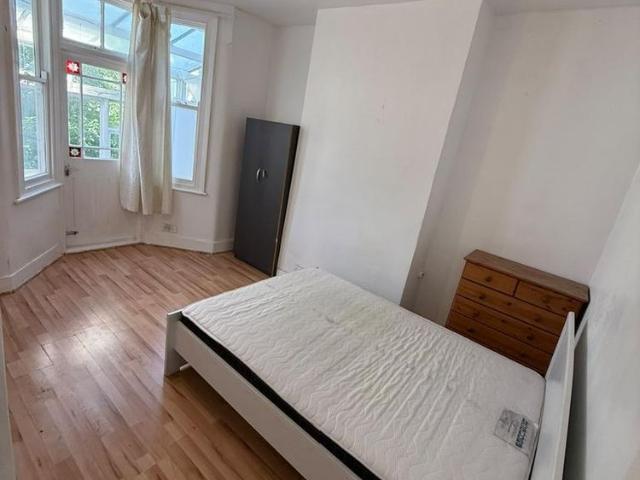 1 bedroom in a house share to rent