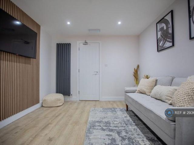 1 bedroom in a house share to rent