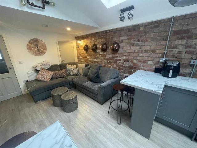 1 bedroom in a house share to rent