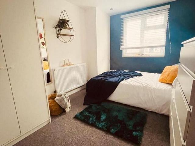 1 bedroom in a house share to rent