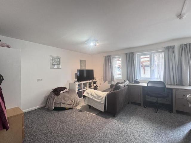1 bedroom in a house share to rent