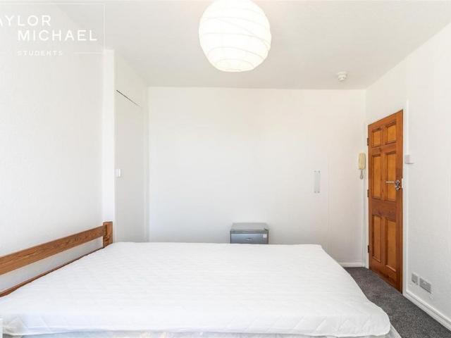1 bedroom in a house share to rent