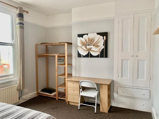 1 bedroom in a house share to rent