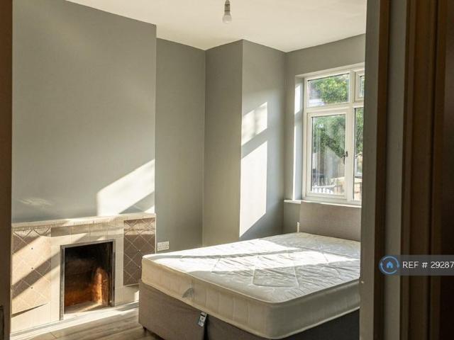 1 bedroom in a house share to rent