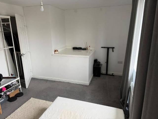 1 bedroom in a house share to rent