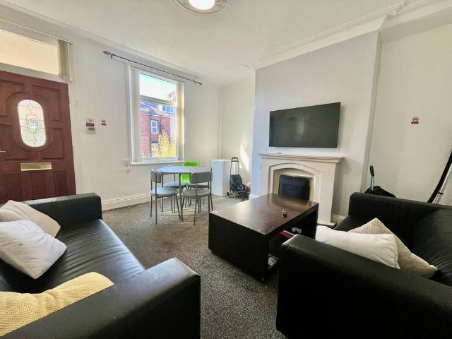 1 bedroom in a house share to rent