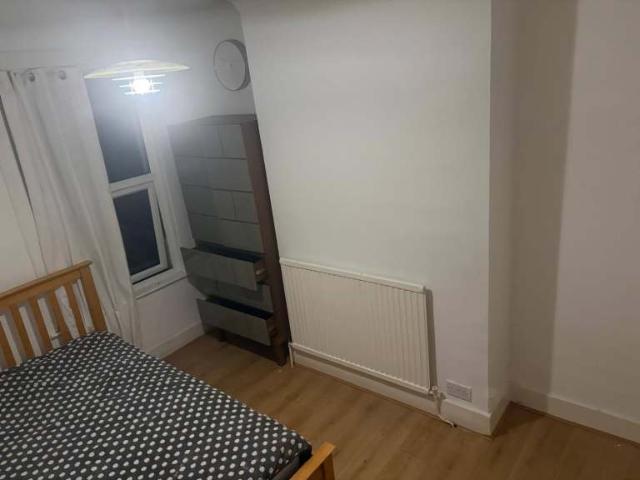 1 bedroom in a house share to rent