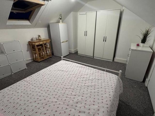 1 bedroom in a house share to rent