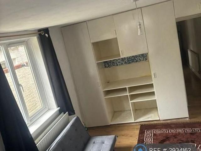 1 bedroom in a house share to rent