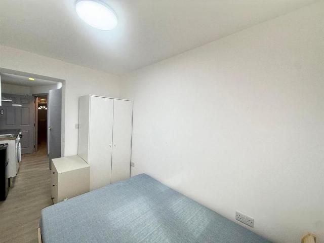 1 bedroom in a house share to rent