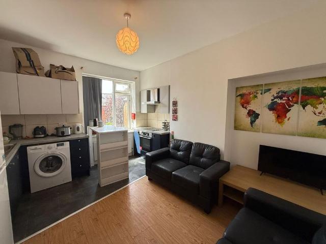1 bedroom in a house share to rent