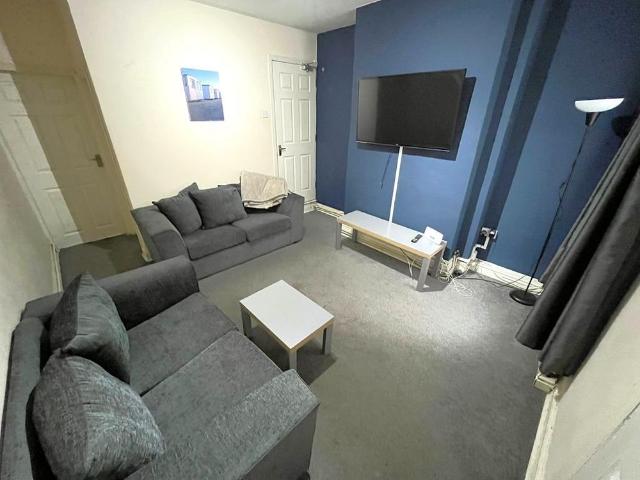 1 bedroom in a house share to rent