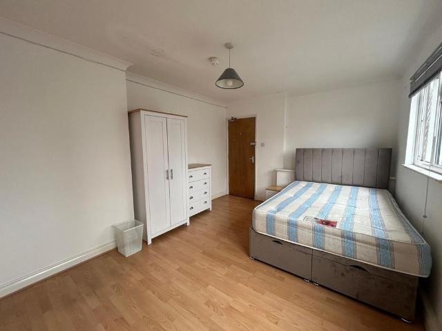 1 bedroom in a house share to rent