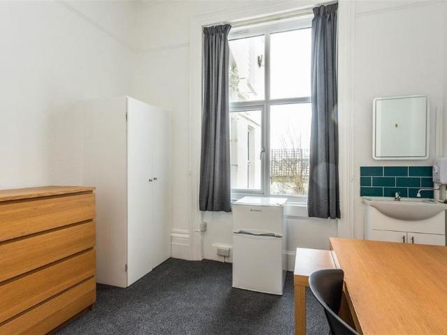 1 bedroom in a house share to rent