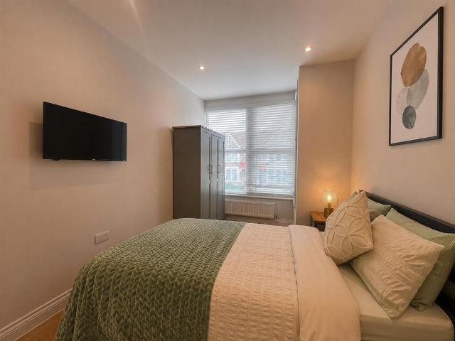 1 bedroom in a house share to rent