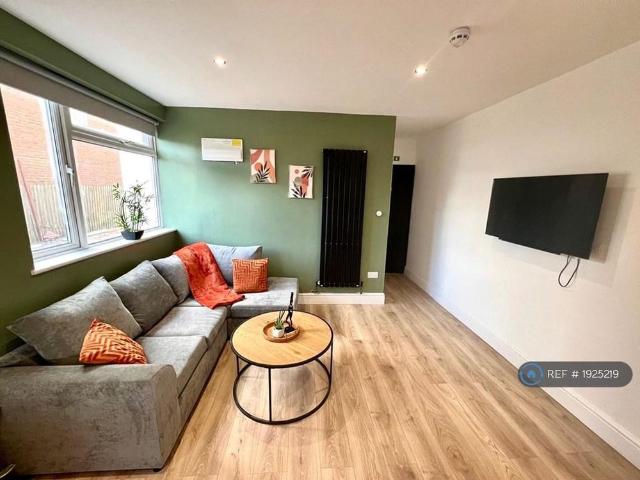 1 bedroom in a house share to rent