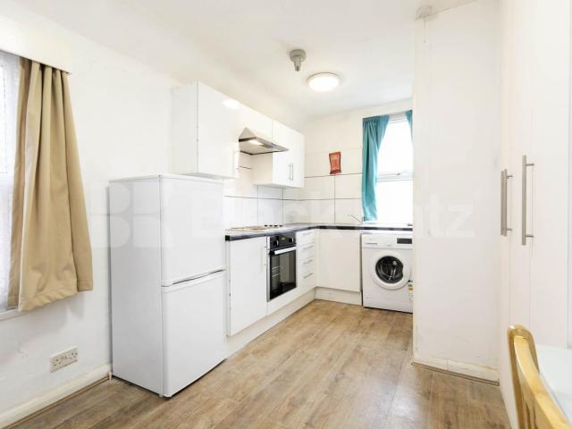 Inclusive of Council Tax, Gas, and Water, this well presented modern studio apartment is located on the ground floor of a charming Victorian conversion