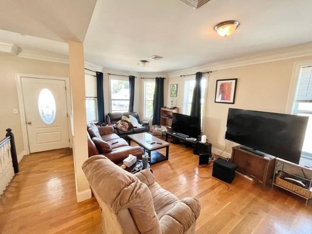 1 Bedroom in spacious Allston apartment