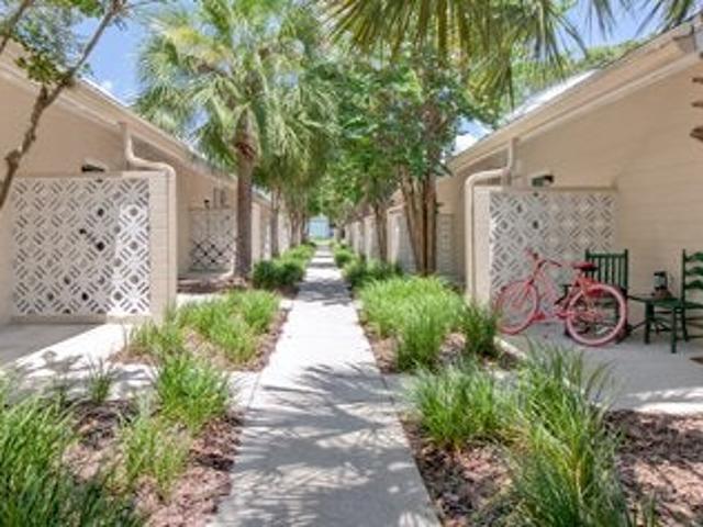 1 Bedroom Loft Apt. Steps from UF Classes! Availa