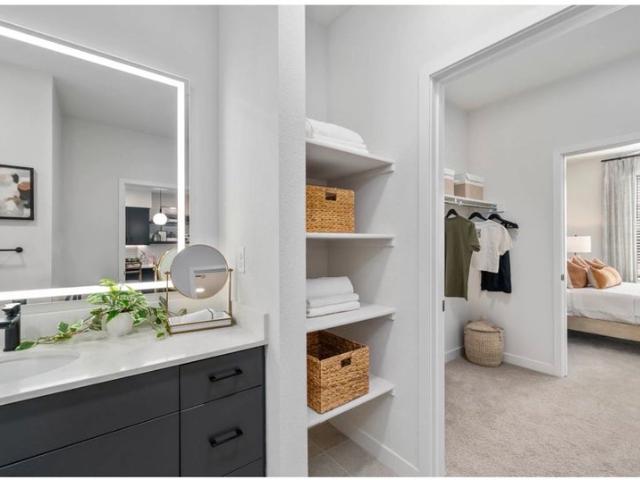 1 bedroom Large walkin closet