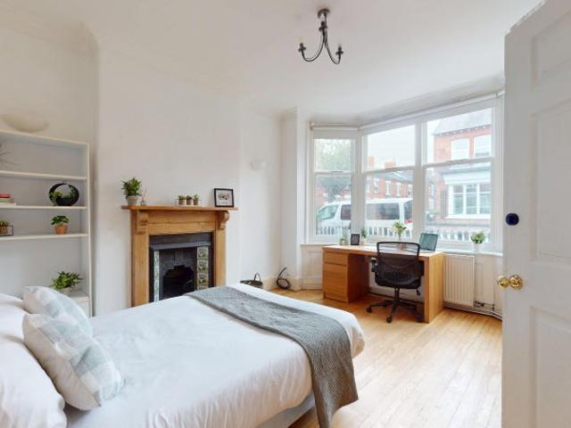 1 Bedroom Left Student House Move in Now!