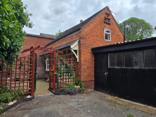 1 bedroom link detached house to let