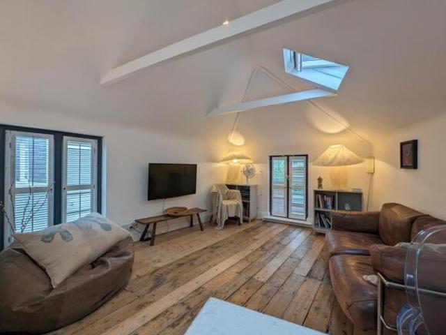 1 bedroom link detached house for rent in The Coach House, TW9