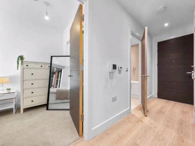 1 bedroom modern flat from mid July