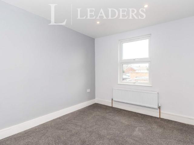 1 bedroom maisonette to rent Hersham Road, Walton on Thames, KT12